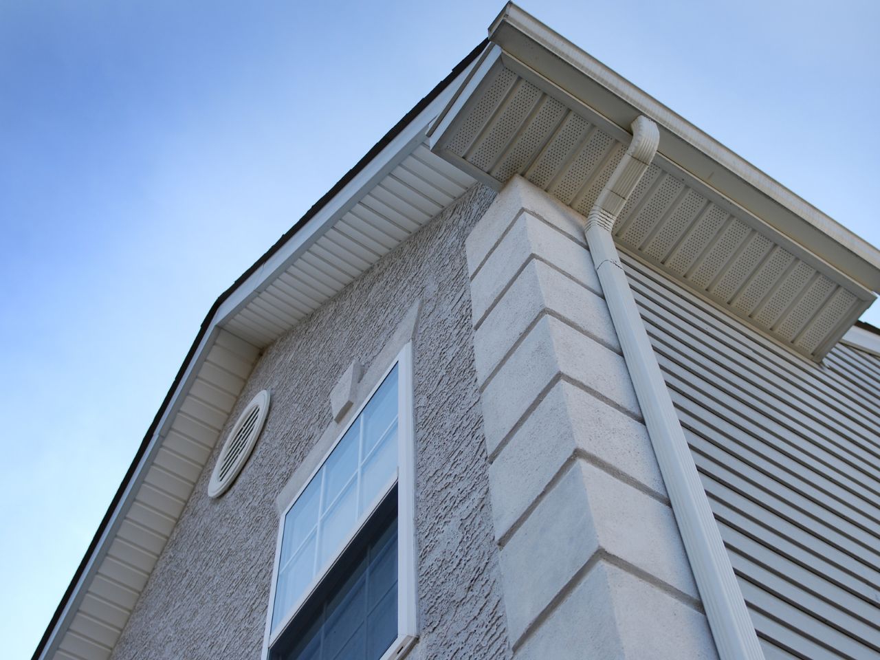 9 Advantages of Solid Core Siding - Banner Construction